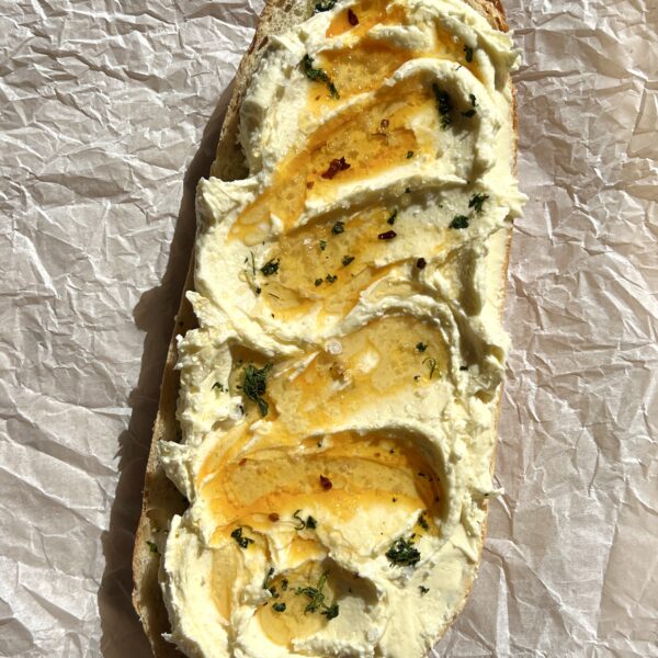 Whipped Brie Garlic Bread - butt.erhand